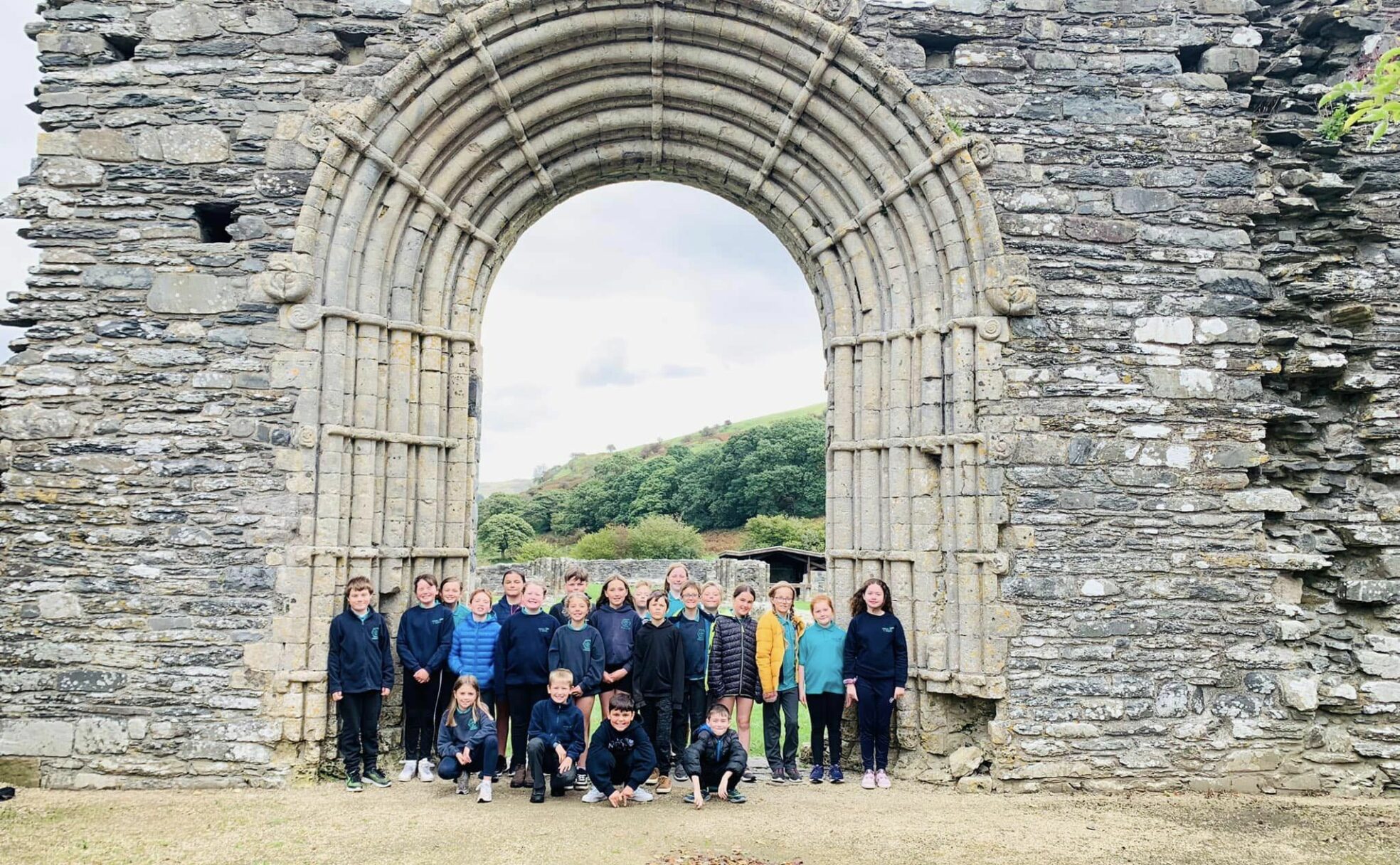 Ymweliadau ysgolion ag Ystrad Fflur – Caron360