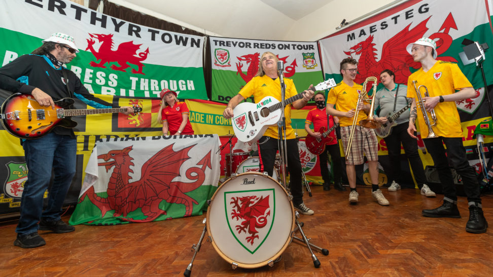 Y Wal Goch a The Alarm yn dod ynghyd i recordio cân swyddogol Cymru ar ...