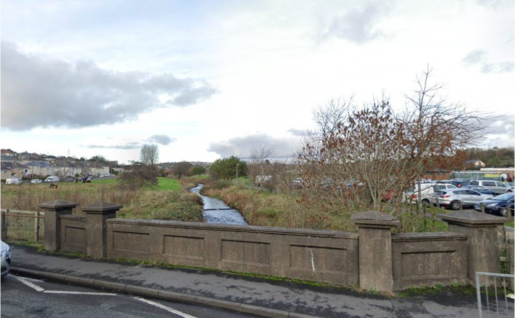 Llyncdwll wedi ymddangos mewn afon yn Llanelli – Golwg360