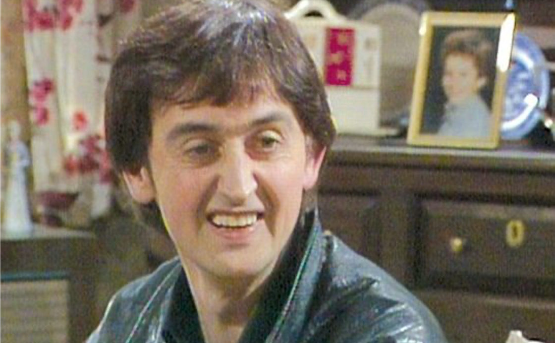 Pob tocyn i daith hydref Nôl i Nyth Cacwn wedi hedfan mewn ychydig ...