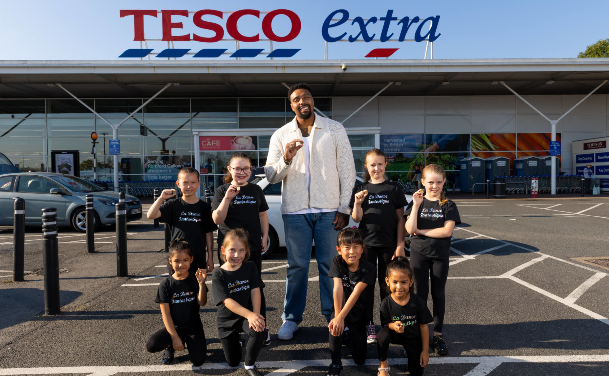 Ceisio’r tocyn aur gwerth £500,000 ym mhedair o siopau Tesco – Golwg360