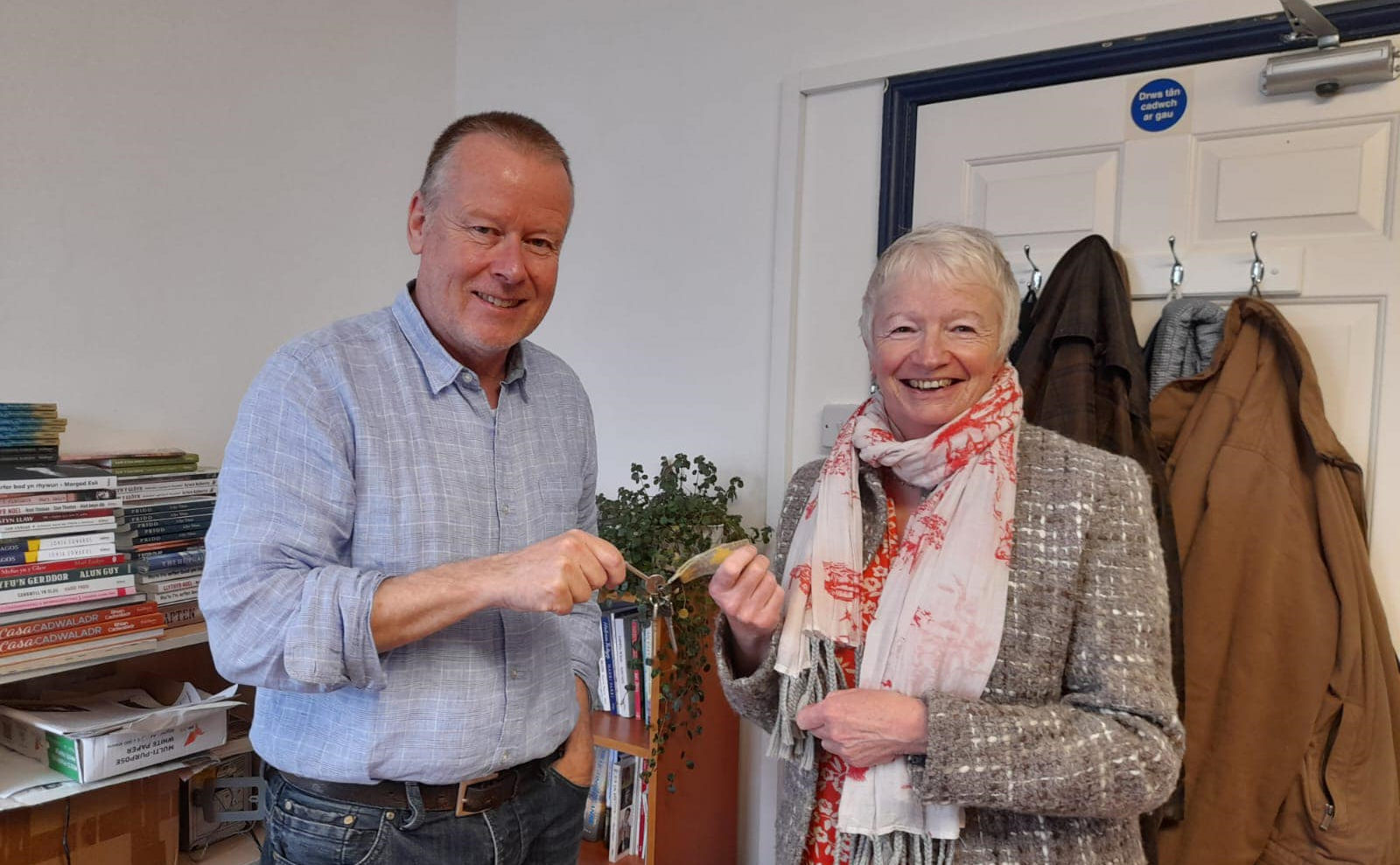 Un drws yn cau, un arall yn agor – Golwg360