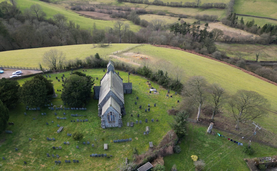 Gohirio gwerthiant eglwys hanesyddol Llanfihangel-yng-Ngwynfa – Golwg360