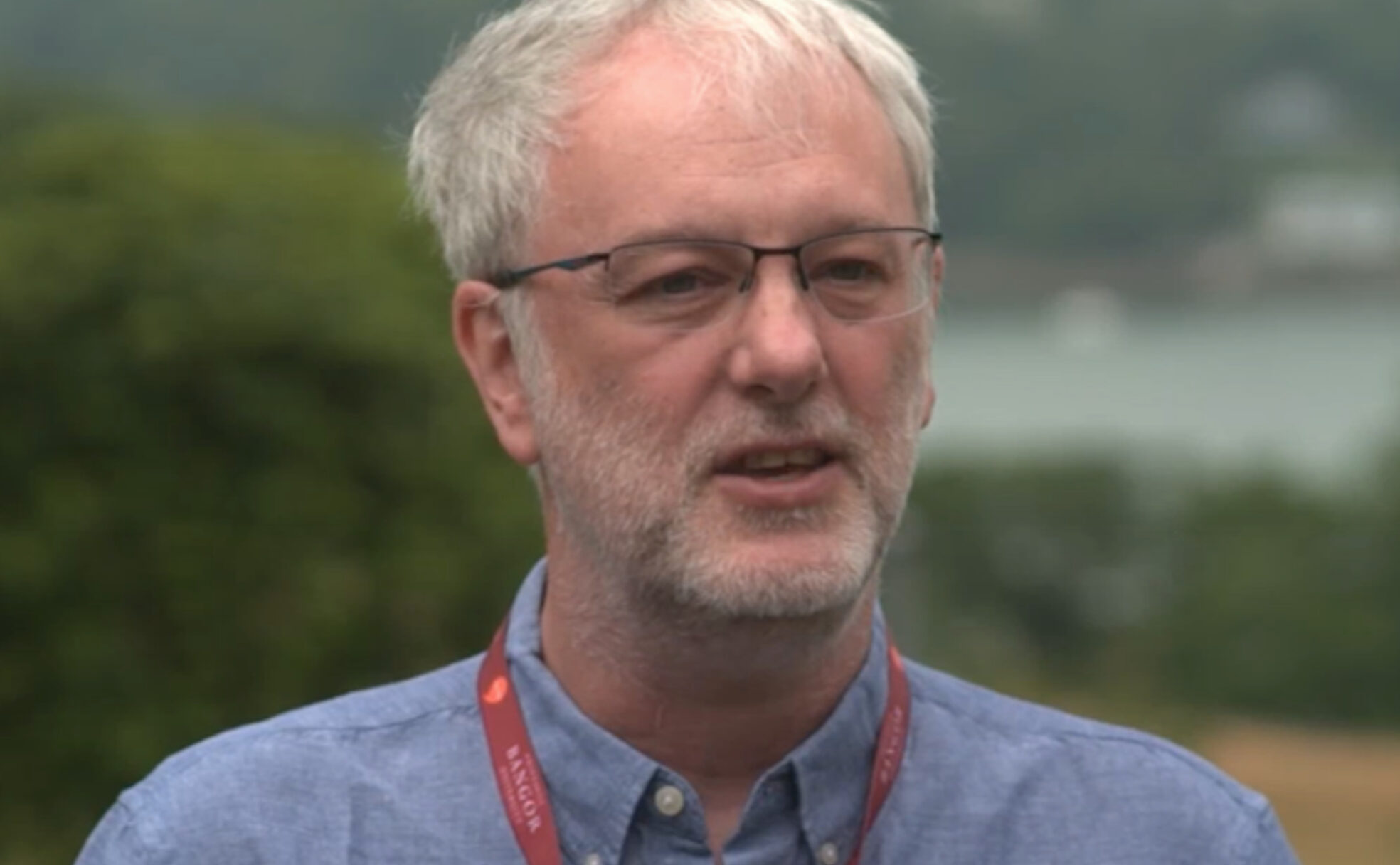 Dewi Bryn Jones yn ennill Medal Gwyddoniaeth a Thechnoleg yr Eisteddfod ...