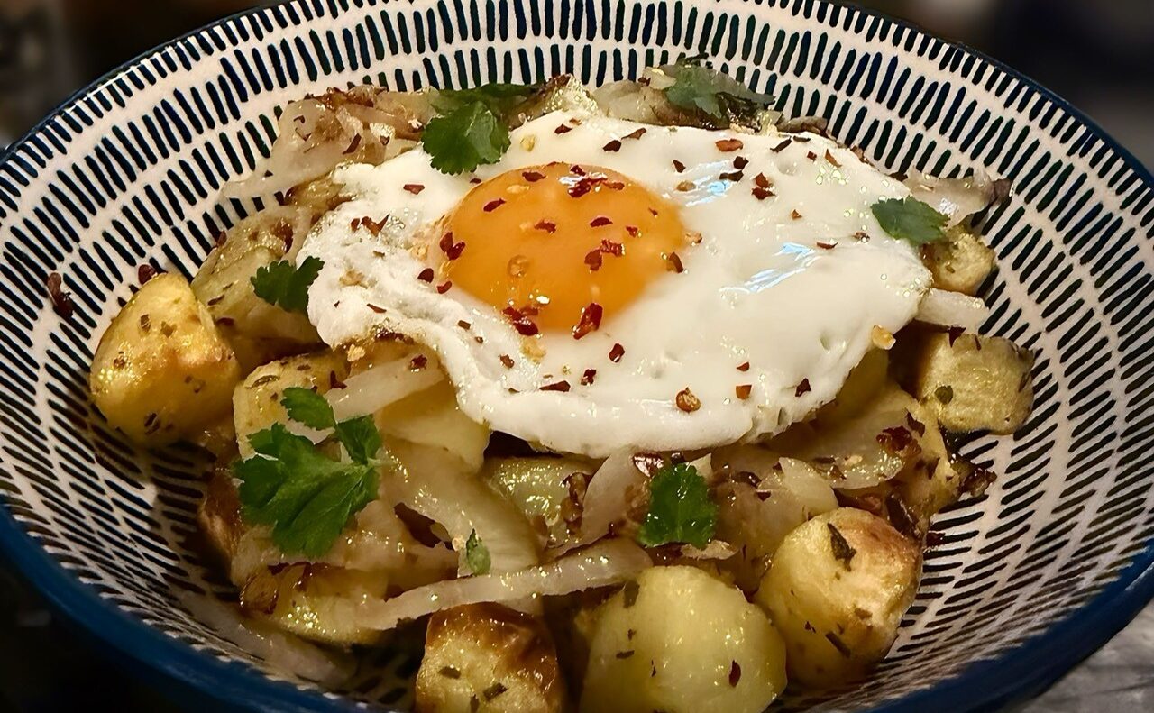 Cegin Medi: Tatws Hash Crisp Tsili gyda Wy wedi Ffrio a Choriander ...