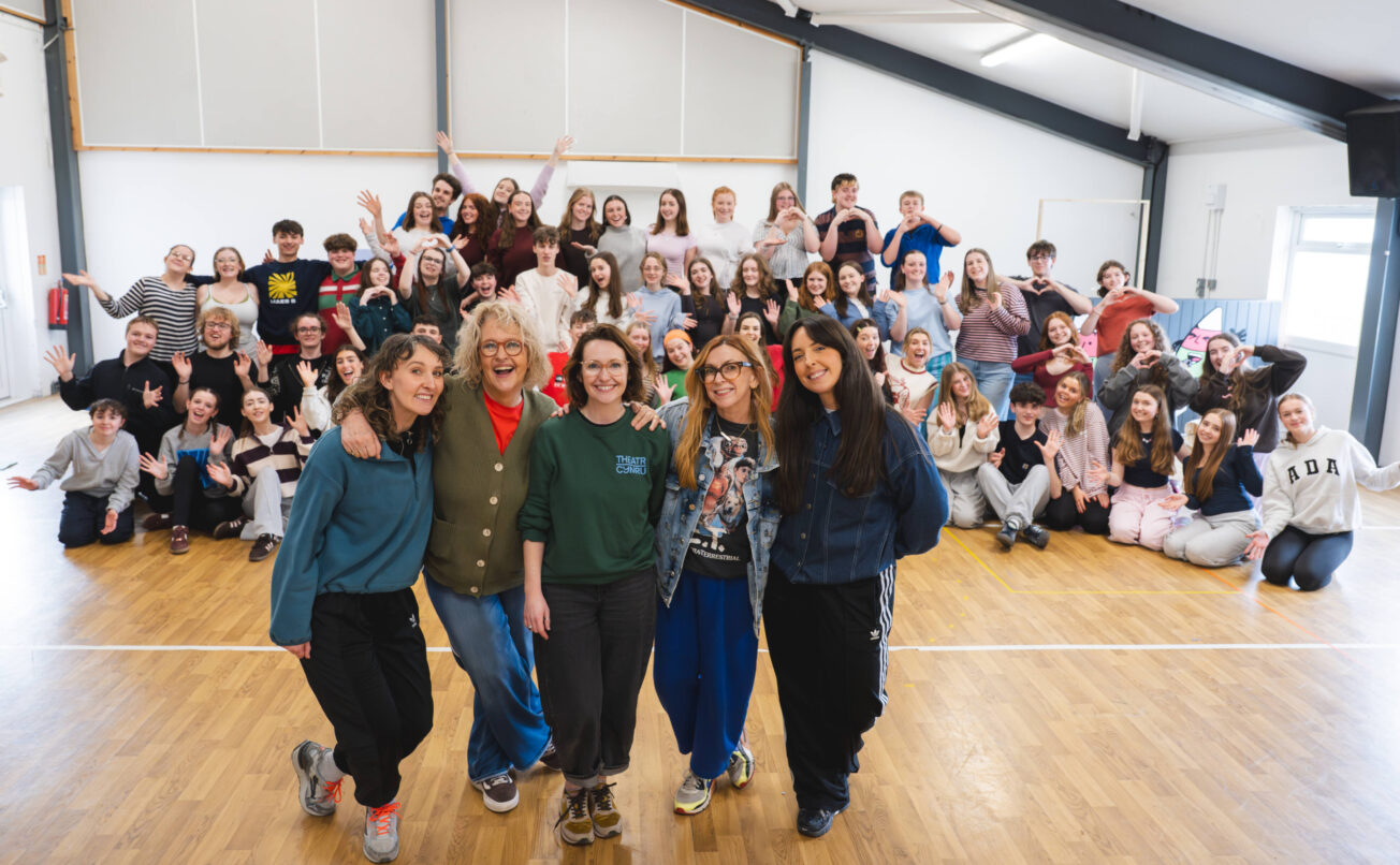 Sioe fawr newydd Caryl a’r Urdd – Golwg360