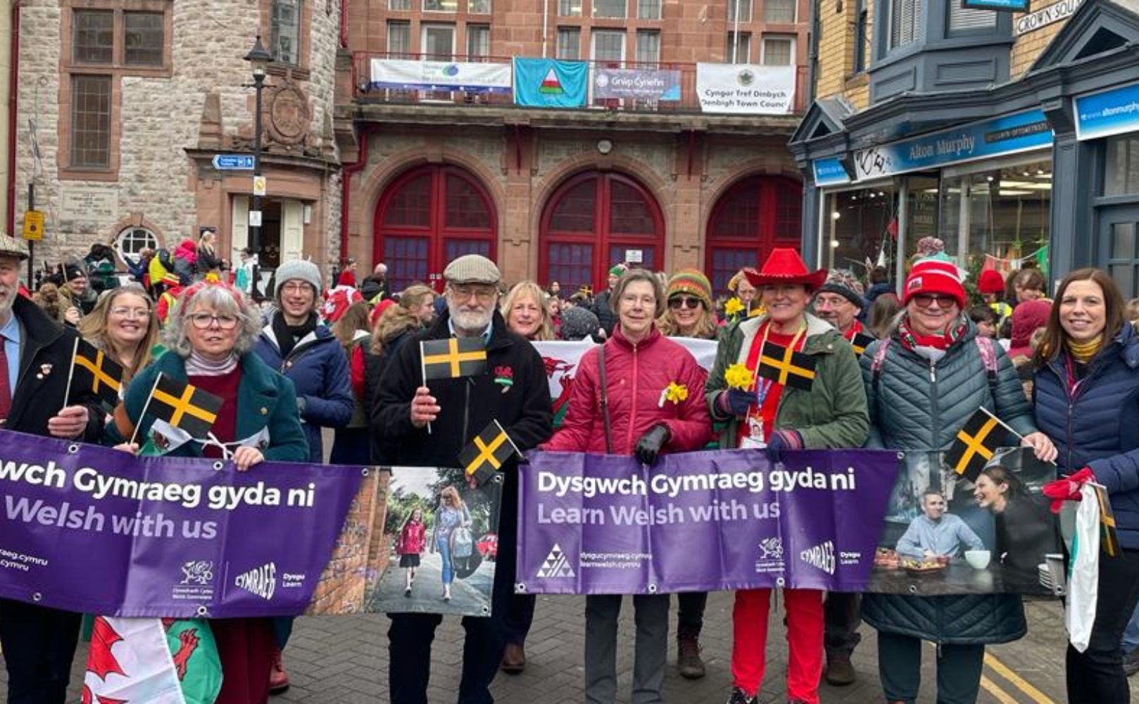 Dinbych yn dathlu Dydd Gŵyl Dewi – Lingo360