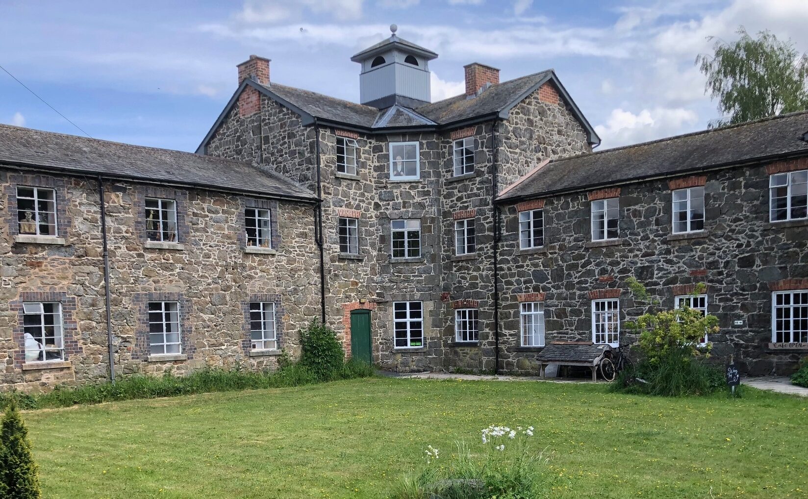 Bywyd caled y bobl oedd yn byw yn Wyrcws Llanfyllin – Lingo360