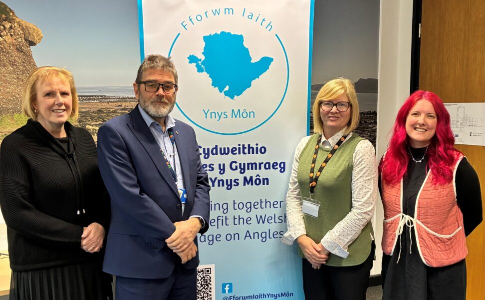 Gwirfoddoli – Ffordd wych o ymarfer eich Cymraeg – Môn360