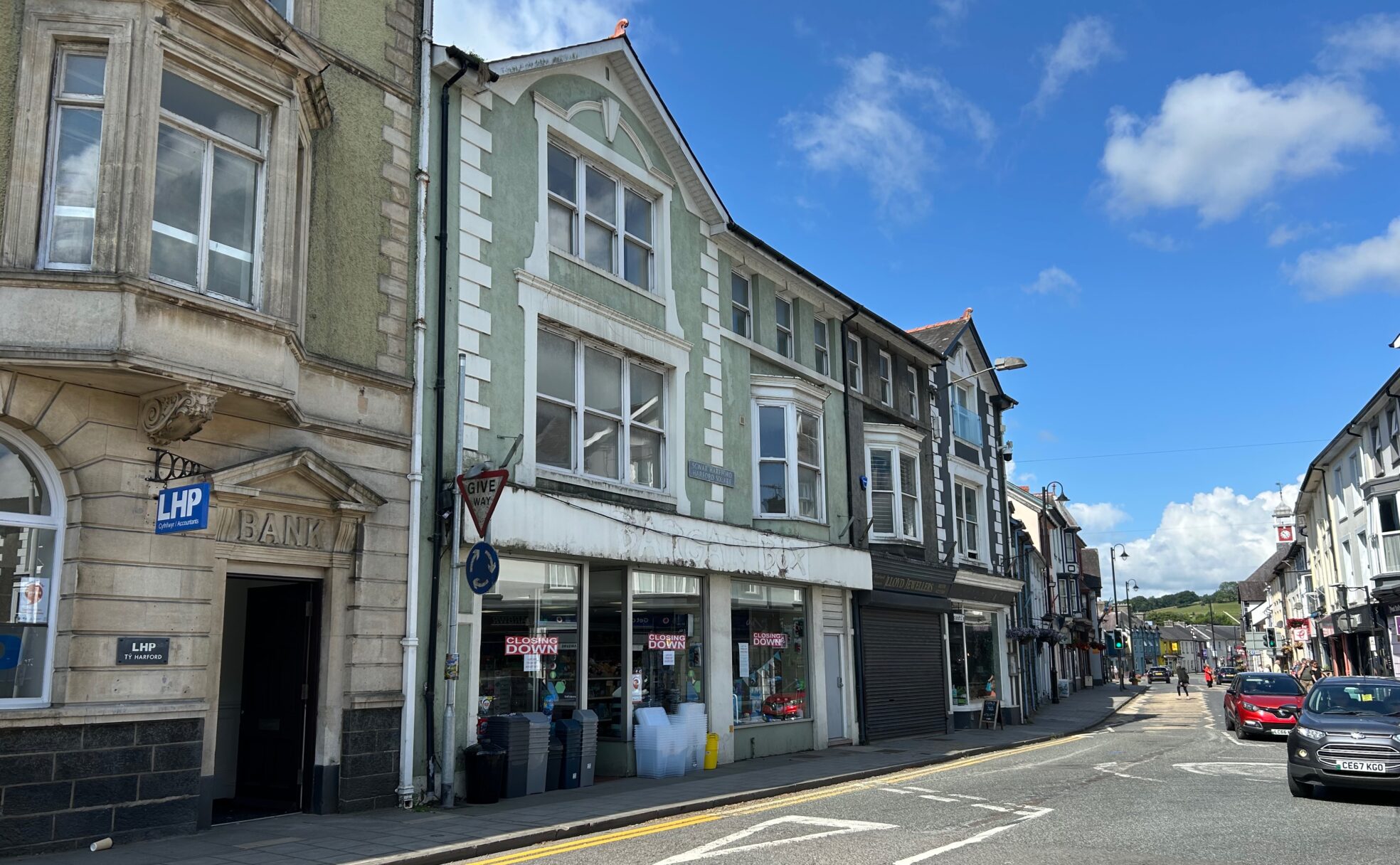 Ergyd arall i ganol tref Llanbed – Clonc360