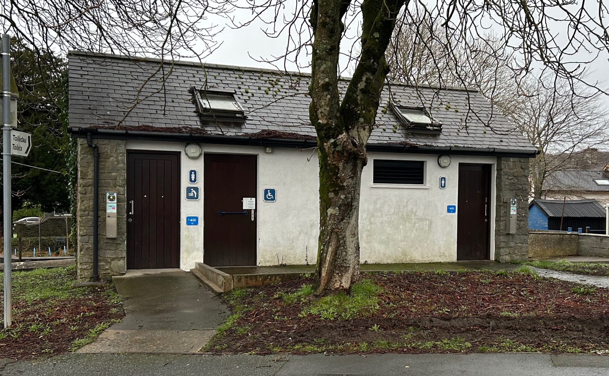 Yr Heddlu yn apelio am dystion yn dilyn difrod i doiledau cyhoeddus ...